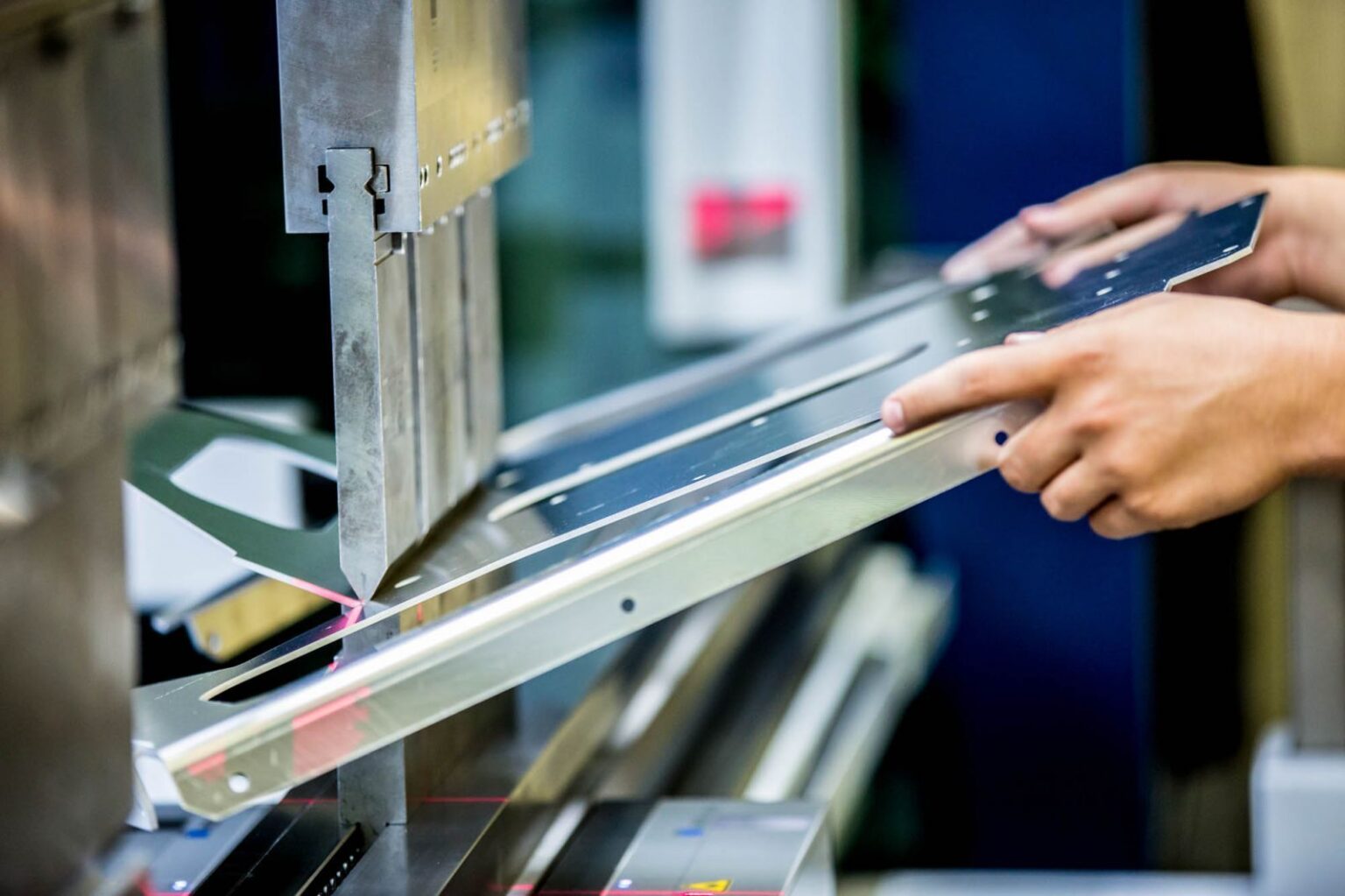 Plegado de láminas: Procesos, ventajas y usos industriales